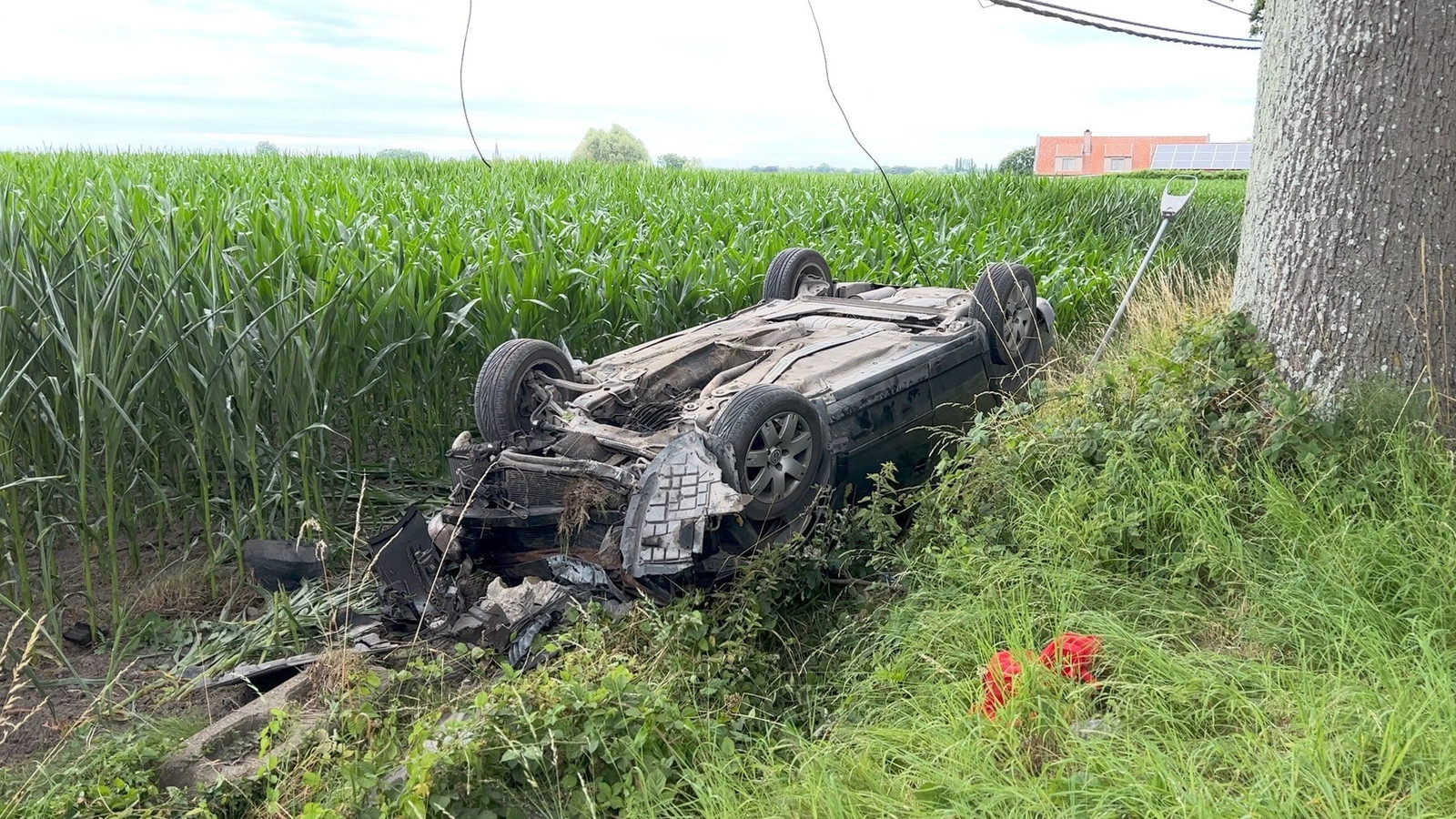 Vier gewonden bij spectaculair ongeval in Ruddervoorde | Foto | hln.be