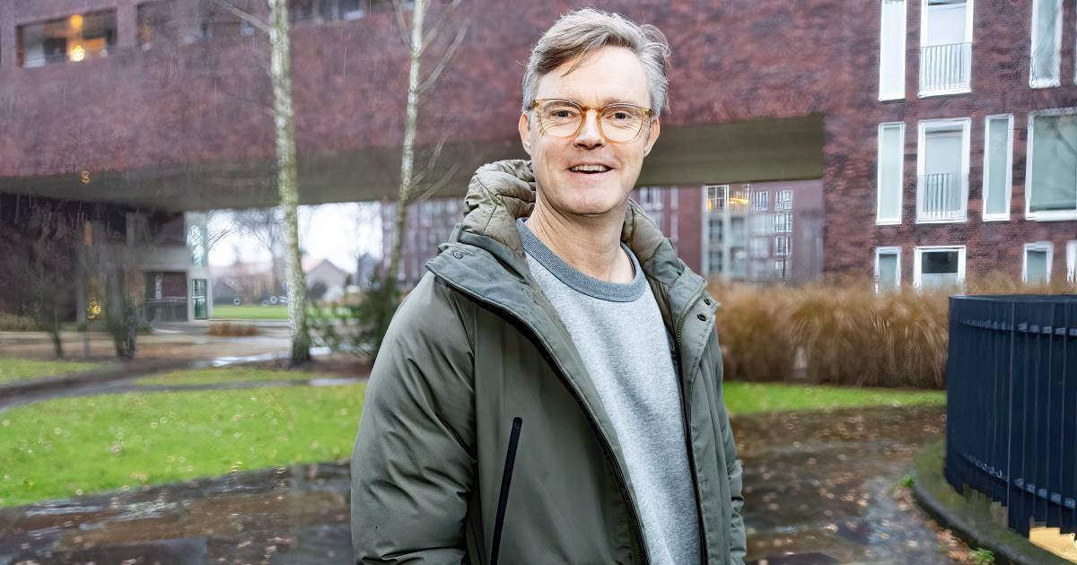 Eerst verjaardagstaart voor zijn vader eten, dan ‘thuis’ optreden voor ...