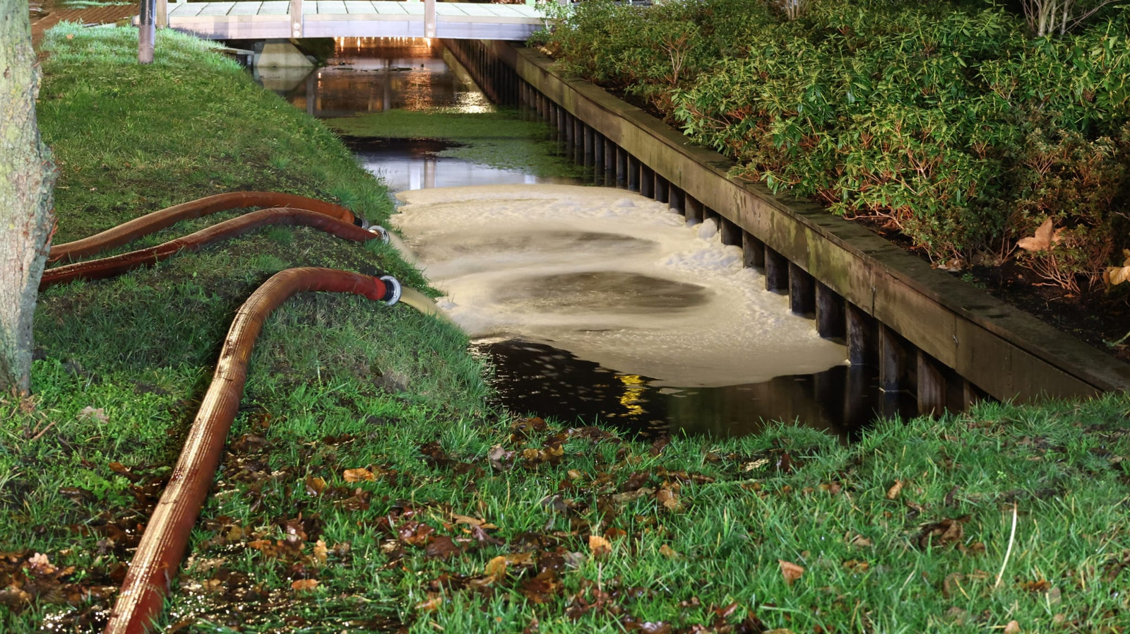 Grote wateroverlast in huis Ruud van Nistelrooij: brandweer pompt water ... Grote wateroverlast in huis Ruud van Nistelrooij: brandweer pompt water ...