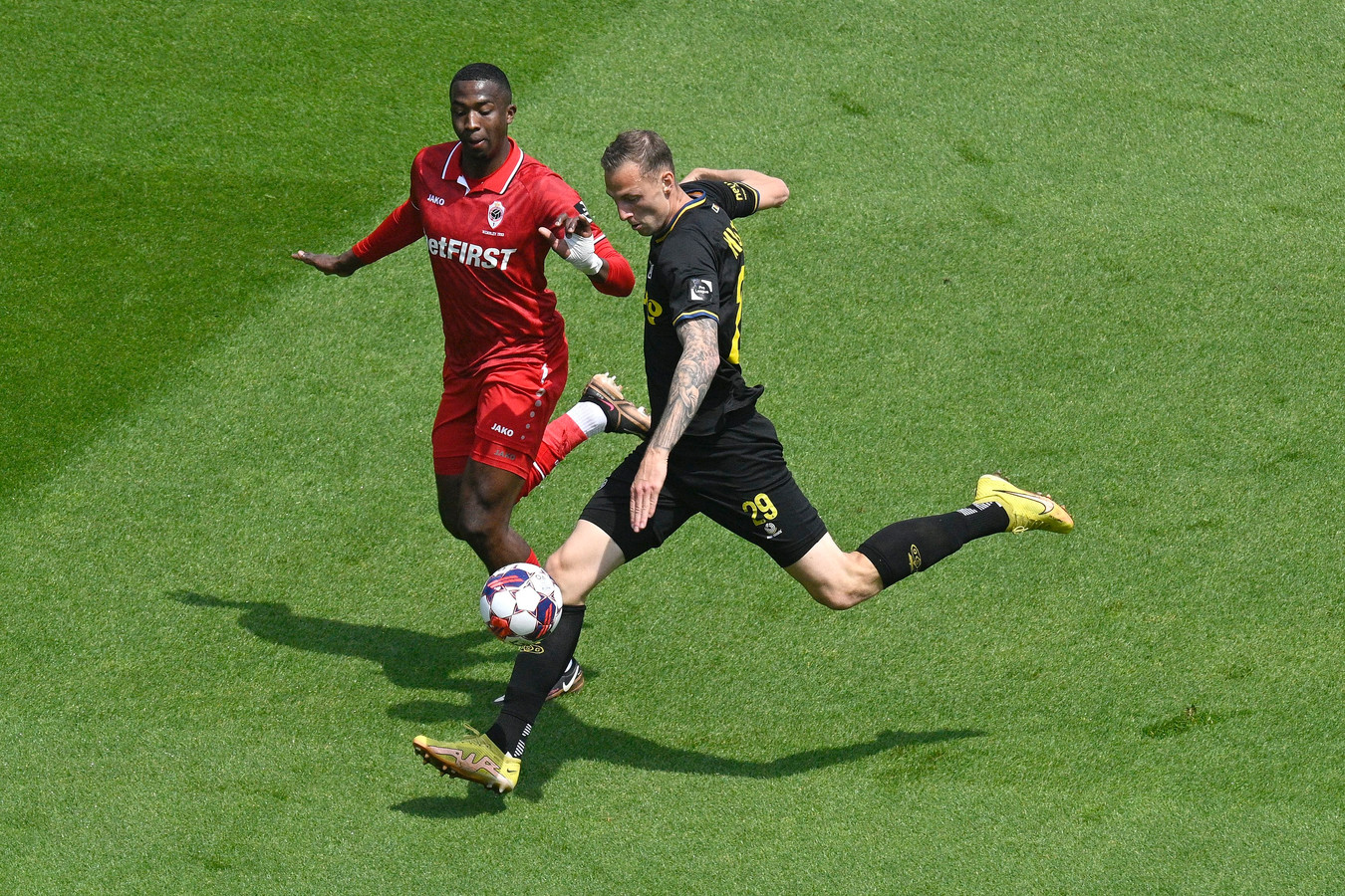 ONS RAPPORT. Drie sterkhouders bij Antwerp met 7 op 10, maar het is ...