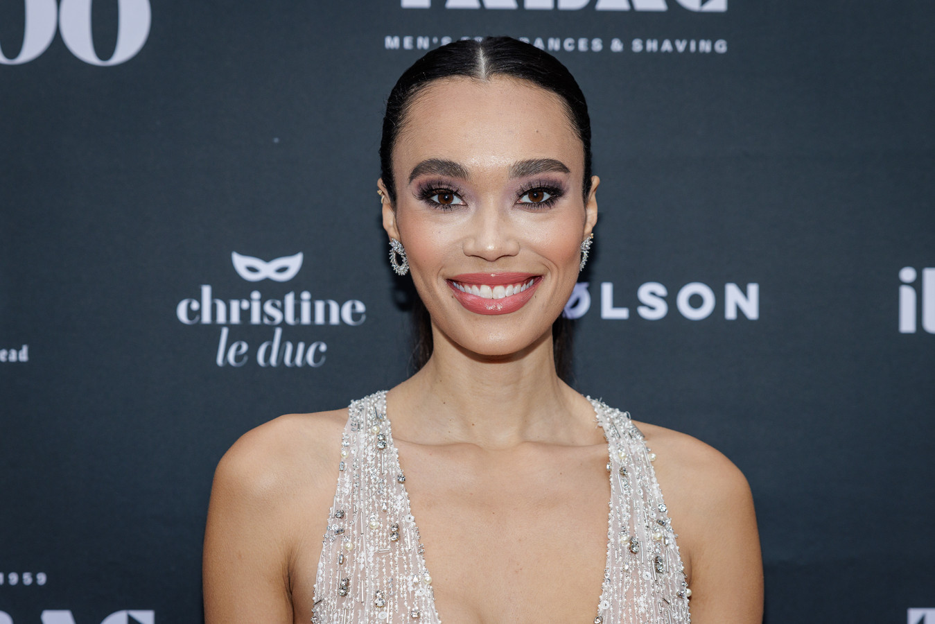 Romy verkiest sloffen boven hakken en Bert gekiekt in Volendamse ...