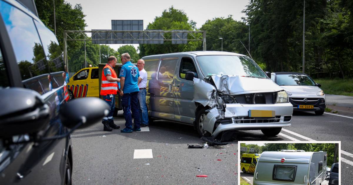 Gewonde bij botsing auto en bestelbus, caravan schiet los door klap en belandt in de berm ...