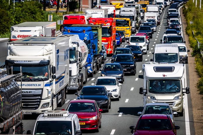 Vrachtwagen met pech zorgt uren voor lange file op A16 bij Moerdijk ...