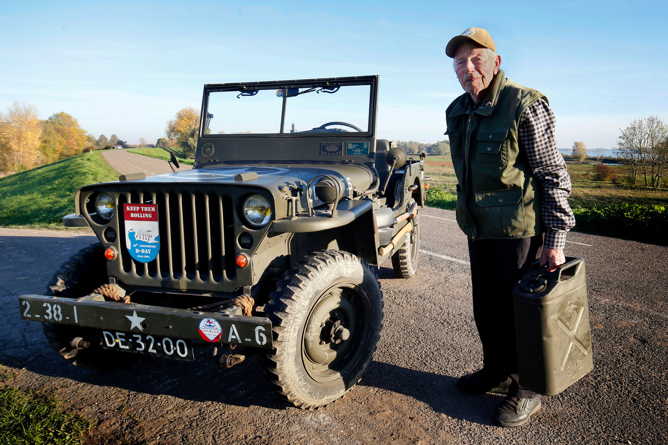 Hans (90) denkt steeds als hij naar zijn Jeep kijkt weer aan de oorlog ...