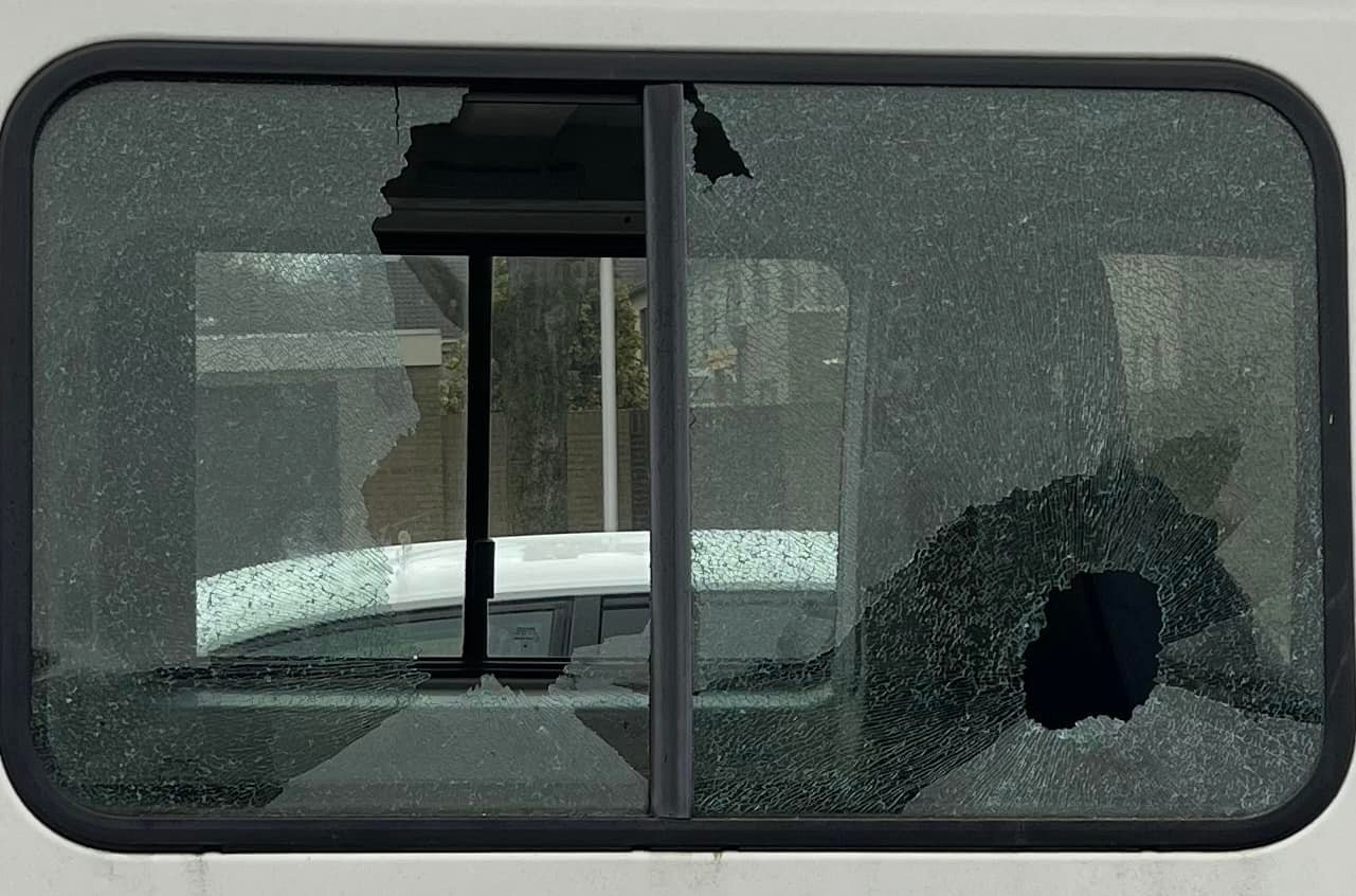 Vandaal vernielt ruiten van auto’s en rolstoelbus in Rosmalen: ‘Die bus ...