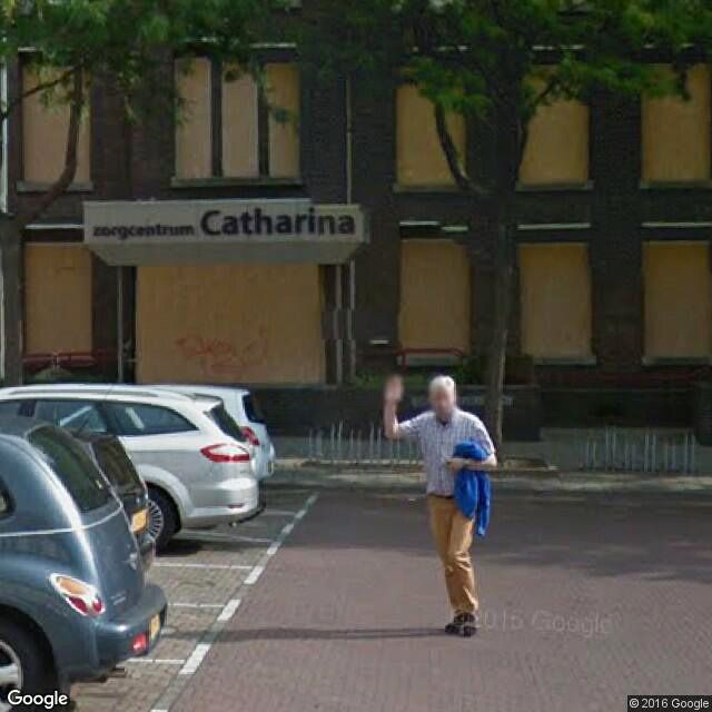 Pater Johan 'gekiekt' door Google Streetview | Grimbergen | hln.be