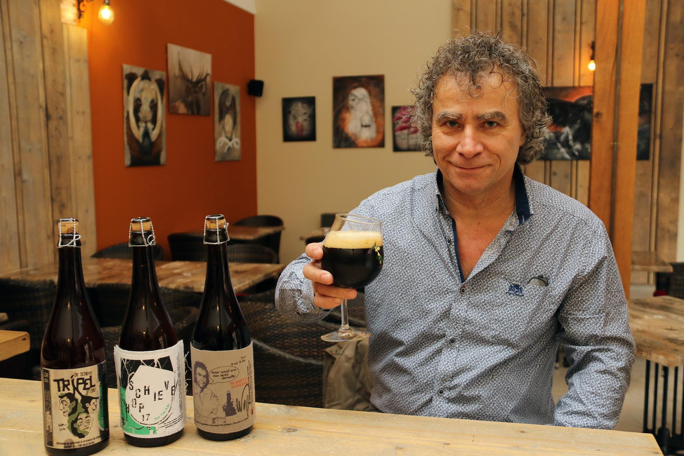 Frank brouwt bier met hete stenen | Foto | hln.be