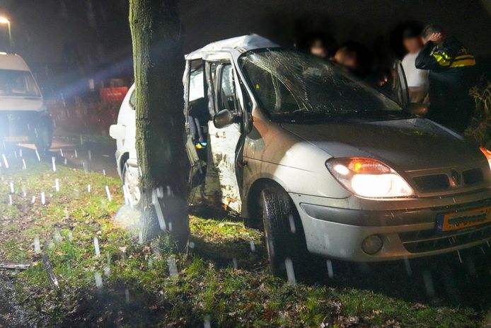 Auto raakt van weg en klapt met zijkant tegen boom in Beek en Donk, vier inzittenden gewond ...