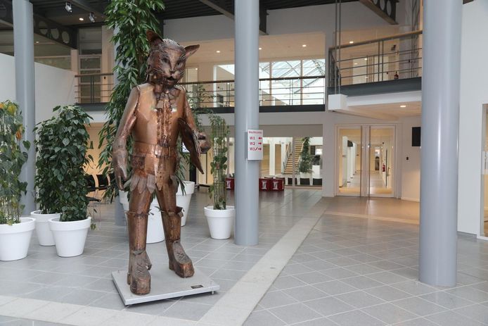 Tybaert de Kat begroet bezoekers Auris | Ieper | hln.be