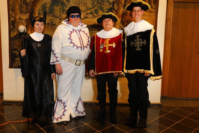 Burgemeester Bruls als Elvis het carnaval in | Nijmegen | AD.nl