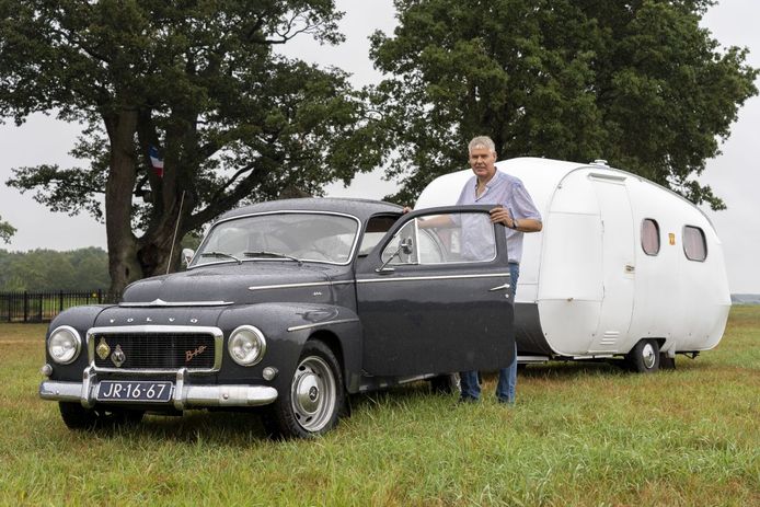 Frank trekt veel bekijks op de camping met zijn klassieke auto en ...