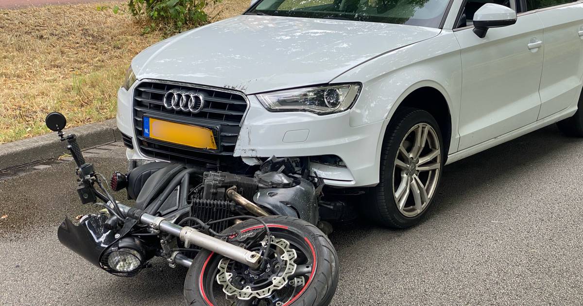 Motorrijder raakt gewond bij botsing met auto in Breda, motor muurvast onder bumper | Breda | AD.nl