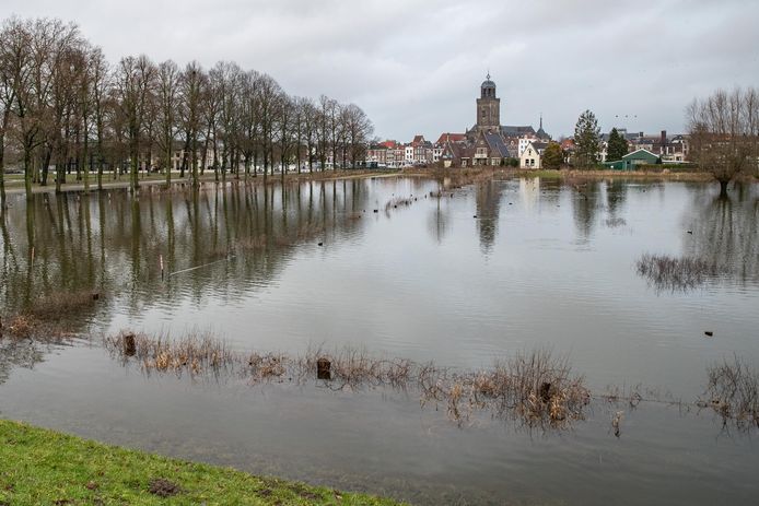 Ongekende media-aandacht voor hoog water bij Deventer, dat zich opmaakt voor nieuwe piek ...