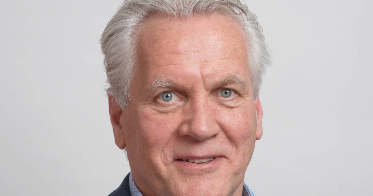 Ben Geerdink (1958-2022) was een geboren verteller, op zijn bureau ...