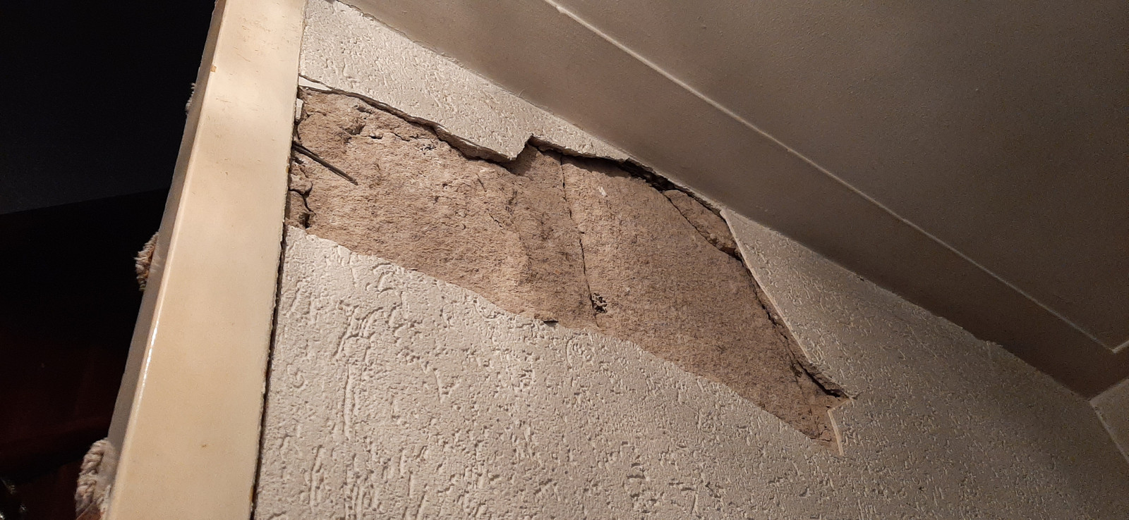 Scheuren in gevel, trap stuk opgeschoven: schade aan huis Ringbaan-Oost ...