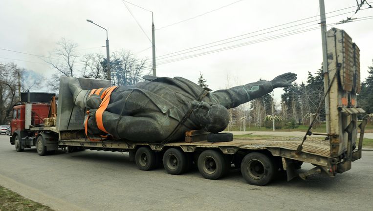 Grootste standbeeld van Lenin in Oekraïne van zijn sokkel gehaald