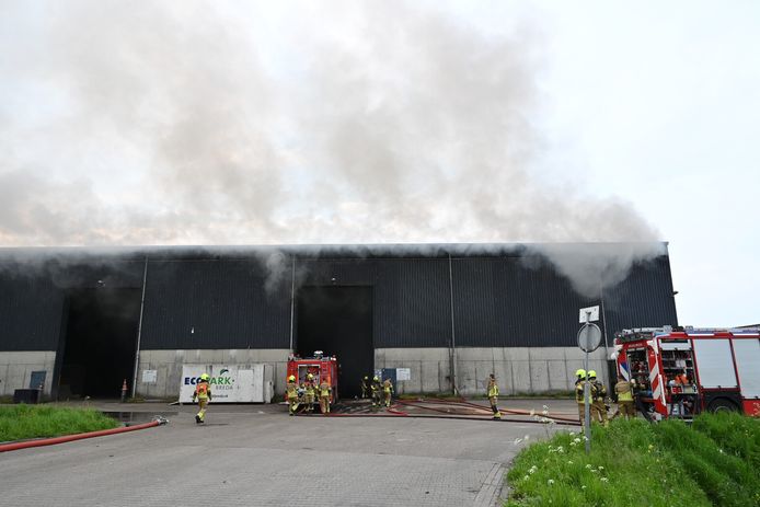 Grote brand in loods afvalverwerker Ecopark Breda | Breda | bndestem.nl