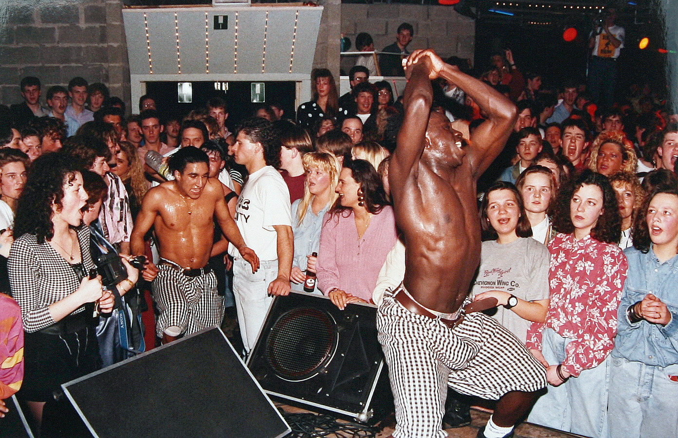 “Doorfeesten tijdens bomalarm en vissen vangen in ruil voor bier ...