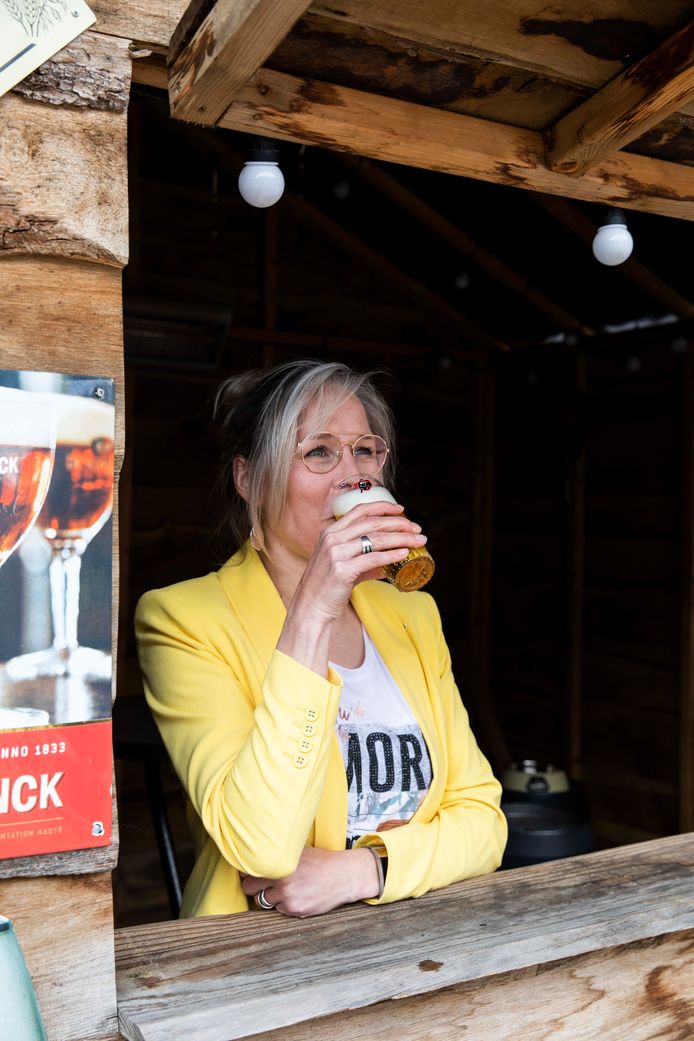 Boer Frits drinkt zijn eerste pintje op het zomerterras van Café De ...