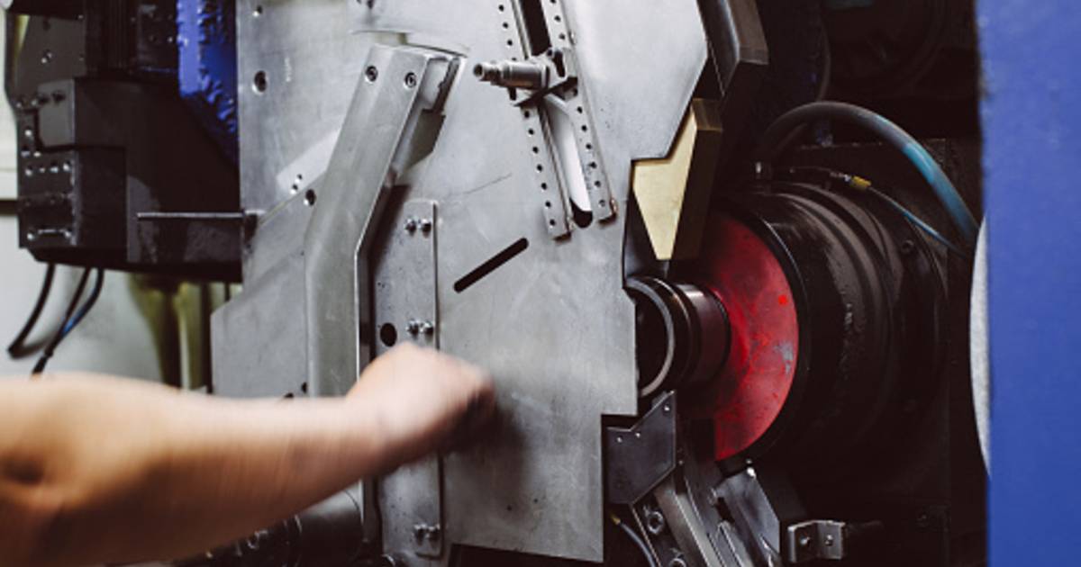 Arbeider komt met hand in machine terecht en dreigt vingers te ...