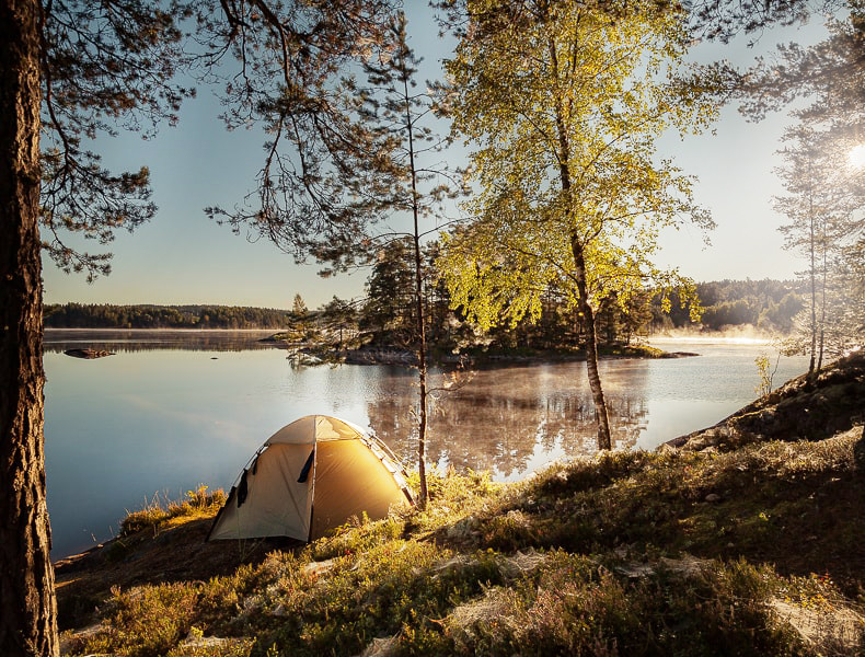 BINNENKIJKEN. De camping van Staf Coppens in Zweden is bijna klaar om ...