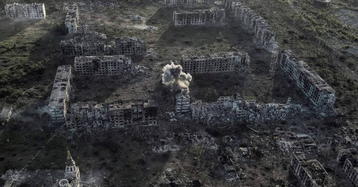 KIJK. Nieuwe beelden tonen complete verwoesting in Oekraïense stad ...