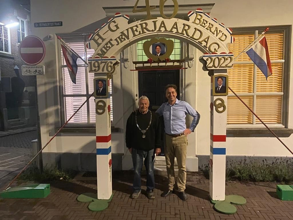 Nachtburgemeester bouwt ereboog voor jarige burgemeester: ‘Hij woont ...