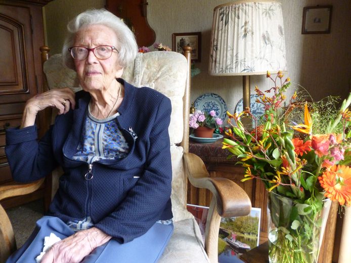 100-jarige Suus Riedijk viert haar eeuwfeest met bloemen, kaarten en ...