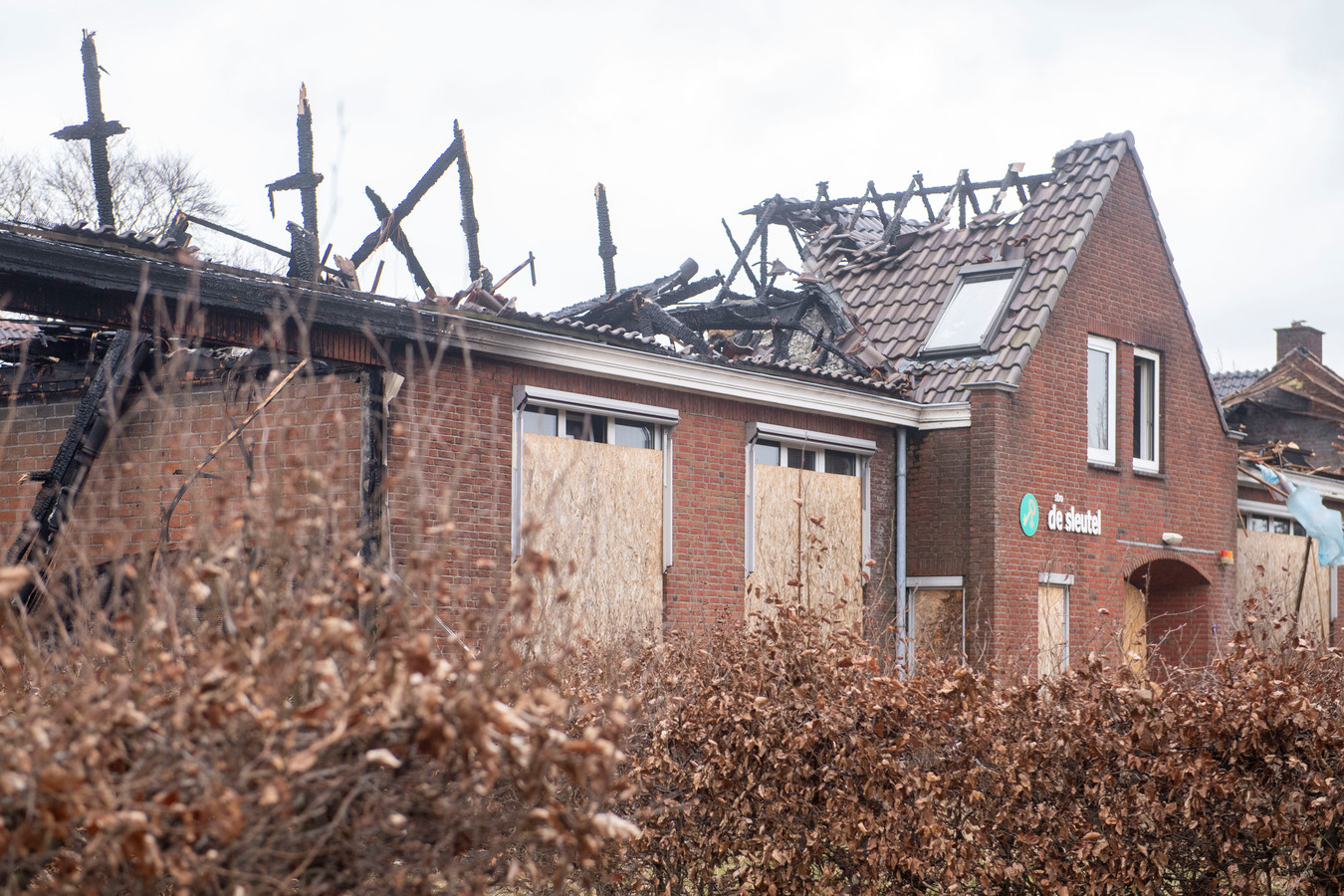 Jongeren juichen bij grote brand in Vroomshoop, eigenaar aangeslagen en ...