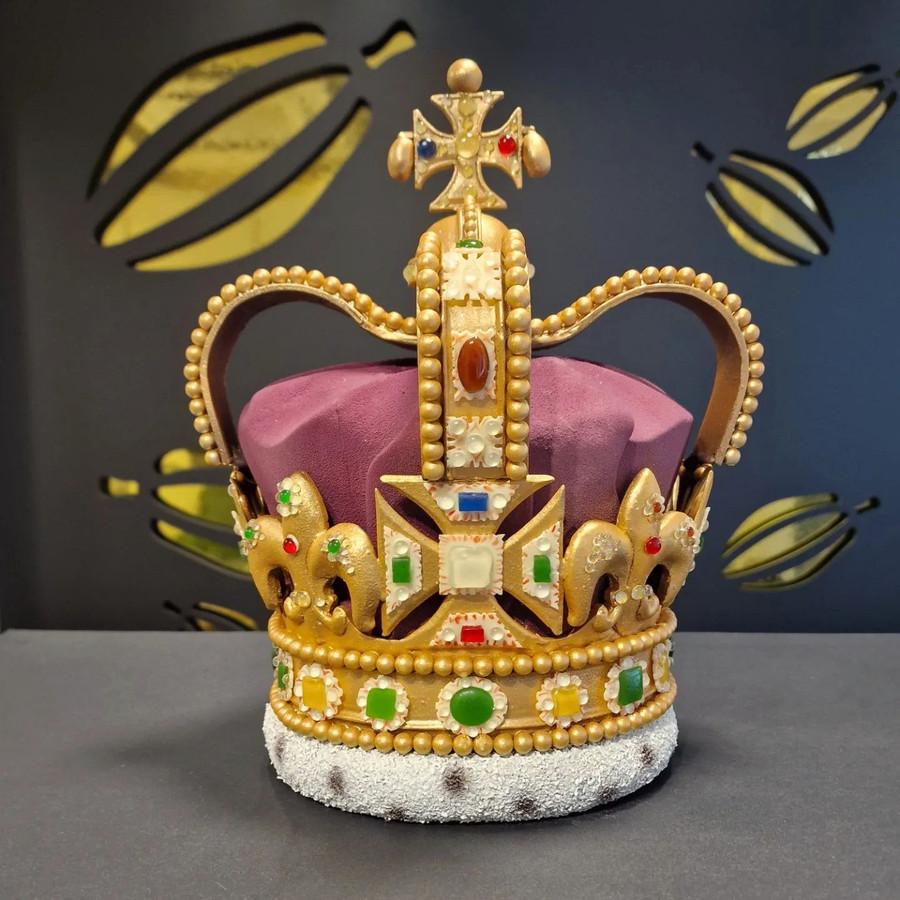 Chocolatier Oliver (24) maakt exacte replica van King Charles’ kroon ...