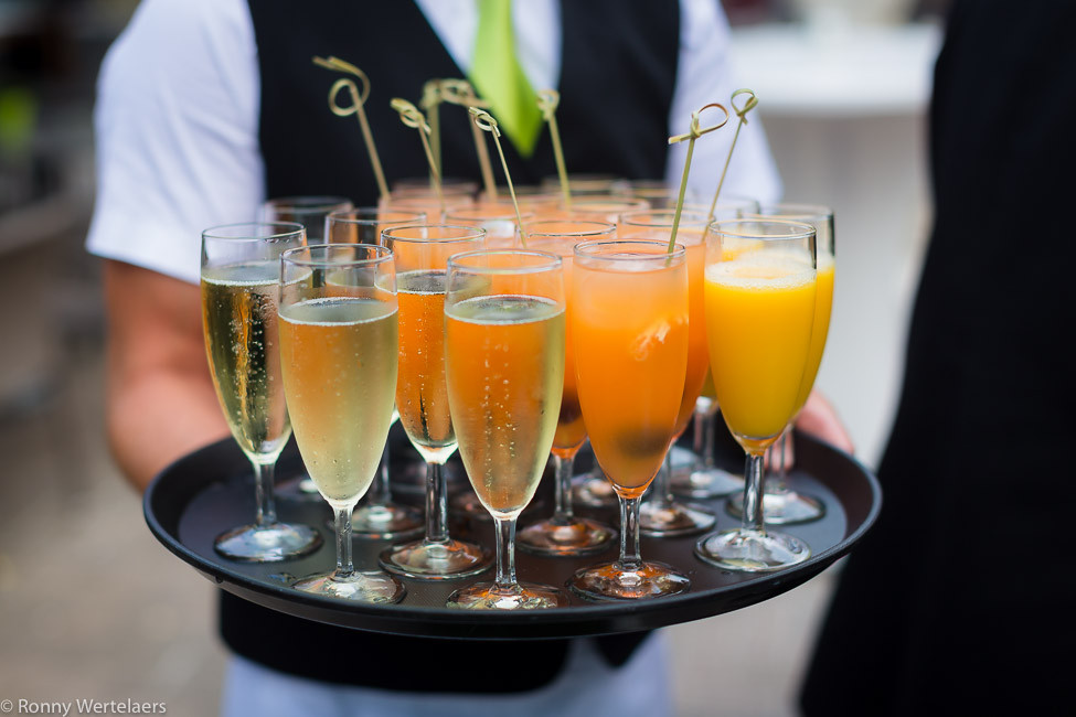 Waarom drinken we altijd fruitsap op recepties? 5 cateraars aan het ...