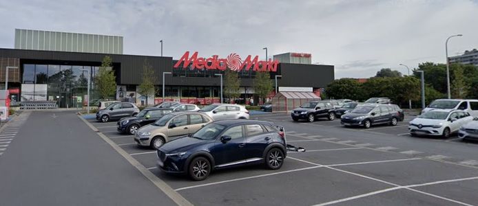 Dieven op heterdaad betrapt op parking van Mediamarkt: “Ze waren aan ...