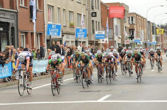 Verkeersregeling tijdens wielerwedstrijd en kermis Maria-ter-Heide | Brasschaat | hln.be