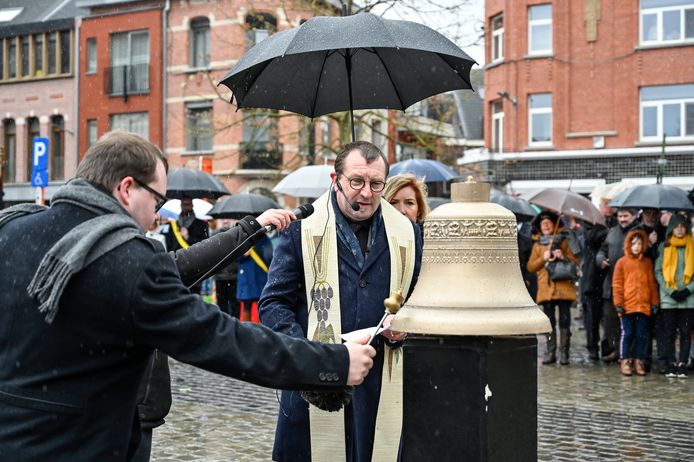 Extra klok voor Vredesklokkenspel aan Heldenplein | Dendermonde | hln.be