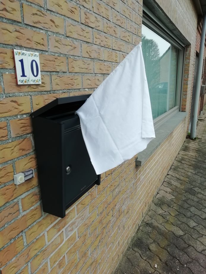 #mercivanuitmijnkot: Hang een wit laken uit je raam en applaudisseer ...