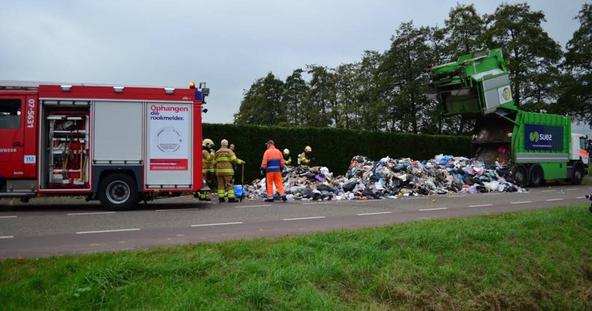 Vuilniswagen stort brandend afval op straat in Groessen | Home | gelderlander.nl