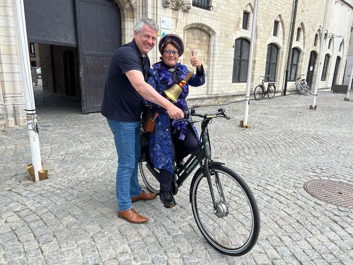 Stad bedankt Bellemadam met elektrische fiets | Mechelen | hln.be