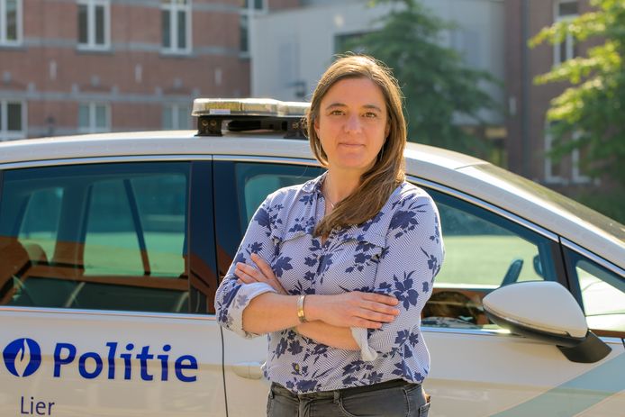Karen is nieuwe woordvoerder van politie Lier: “Het is mijn missie om ...