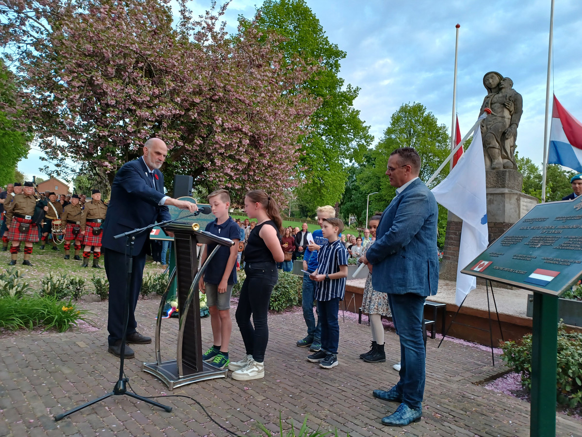 Canadezen luisteren Dodenherdenking in gemeente Woensdrecht op | Foto ...