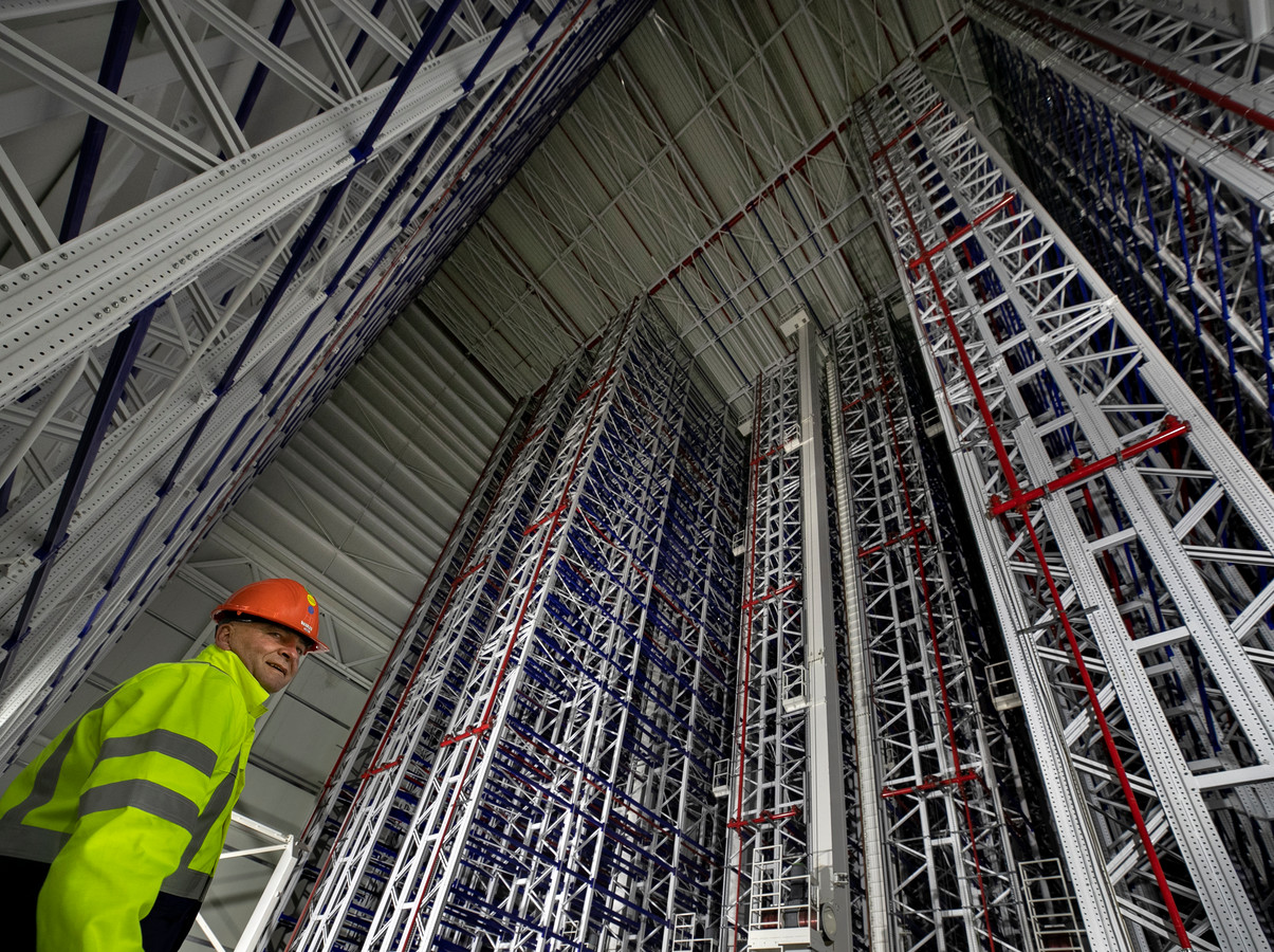 ASML complex in Veldhoven is Eiffeltoren aan staal en drie zwembaden ...