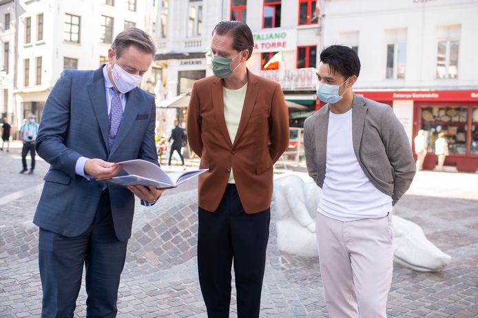 “Meest gelezen Vlaamse verhaal ooit”: Tanguy Ottomer overhandigt ...