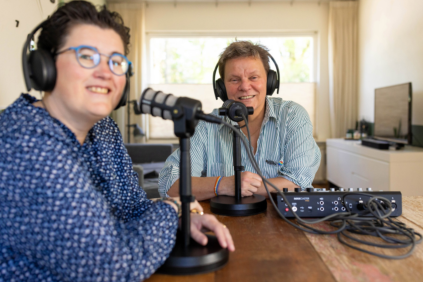 Lesbiennes slaan terug met liefde en ‘potcast’: ‘Hand in hand lopen in ...