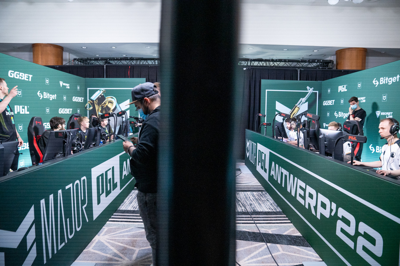 REPORTAGE. WK Counter-Strike palmt eerst Antwerps hotel in, en daarna ... REPORTAGE. WK Counter-Strike palmt eerst Antwerps hotel in, en daarna ...