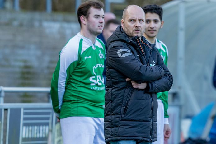 Ben de Haan is het feestvarken na 500 wedstrijden als assistent-trainer: ‘Ze kunnen altijd bij ...