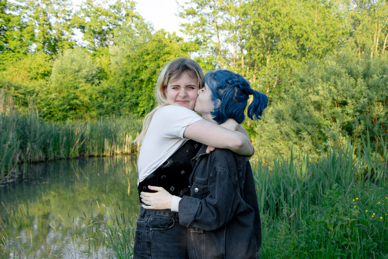 De aseksuele Fieke (21) heeft een relatie zónder seks. “Ik kijk met een ...
