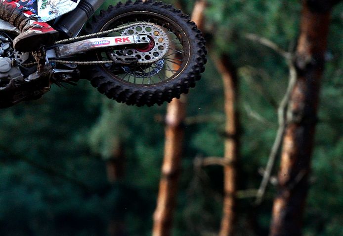 Crossmotoren rijden mountainbikeroutes bij Deventer aan gort: 'Dit is ...