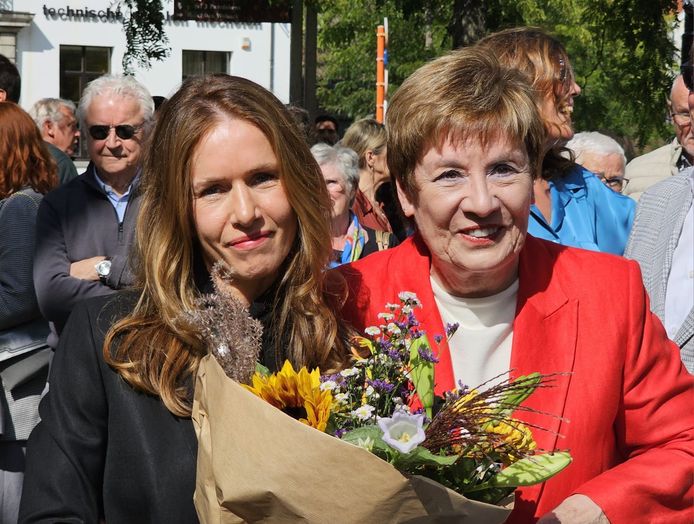 Familie van Louis Neefs onthult borstbeeld voor Mechelse zanger: “En nu ...