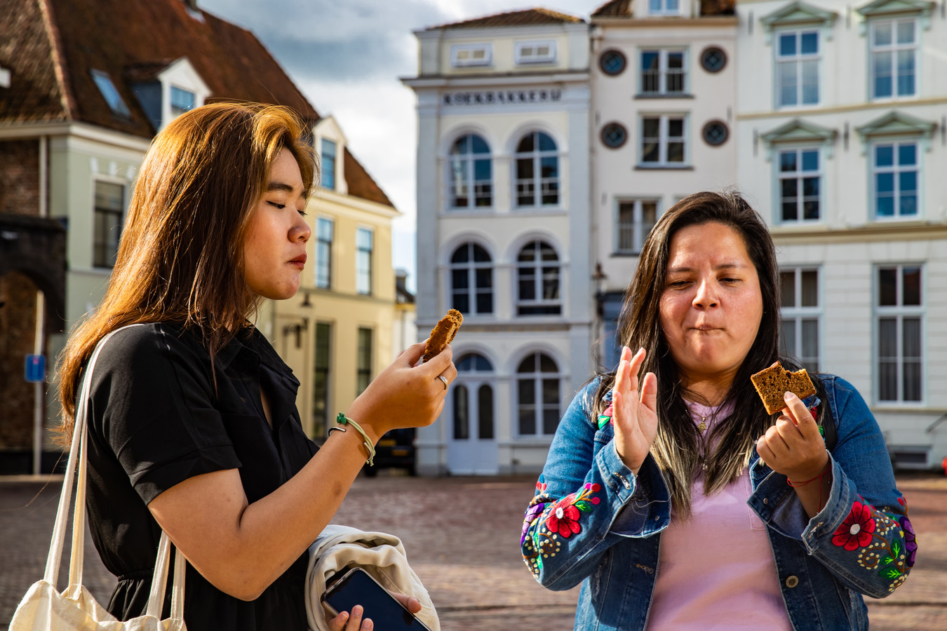 Studenten uit Vietnam en Peru kijken ogen uit in Deventer: ‘Alle huizen ...