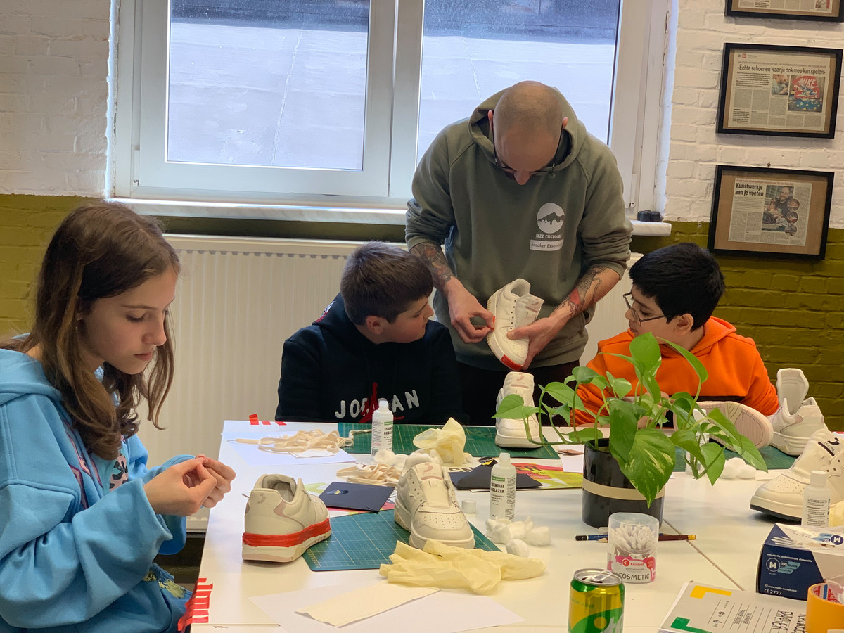 Klub Talent op bezoek bij Tazz Customs: “Jongeren leren sneakers pimpen ...