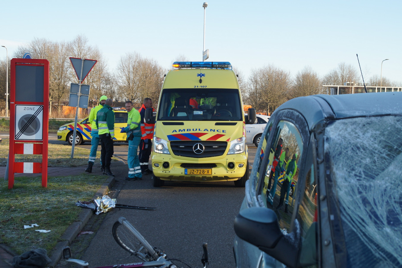 Fietser zwaargewond na ongeluk in Nieuwkuijk, traumahelikopter ter ...